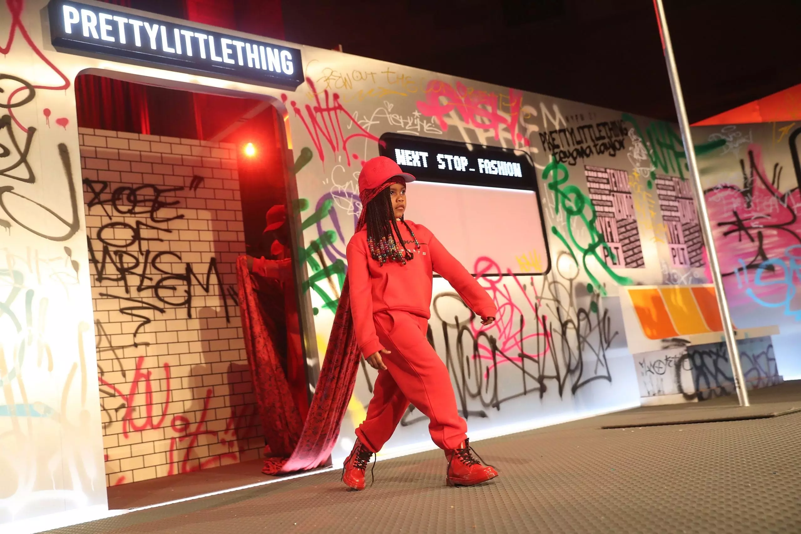 Тейана Тейлордун 5 жаштагы кызы Жуни мода жумалыгында дебют жасап, шоуну уурдап кетти