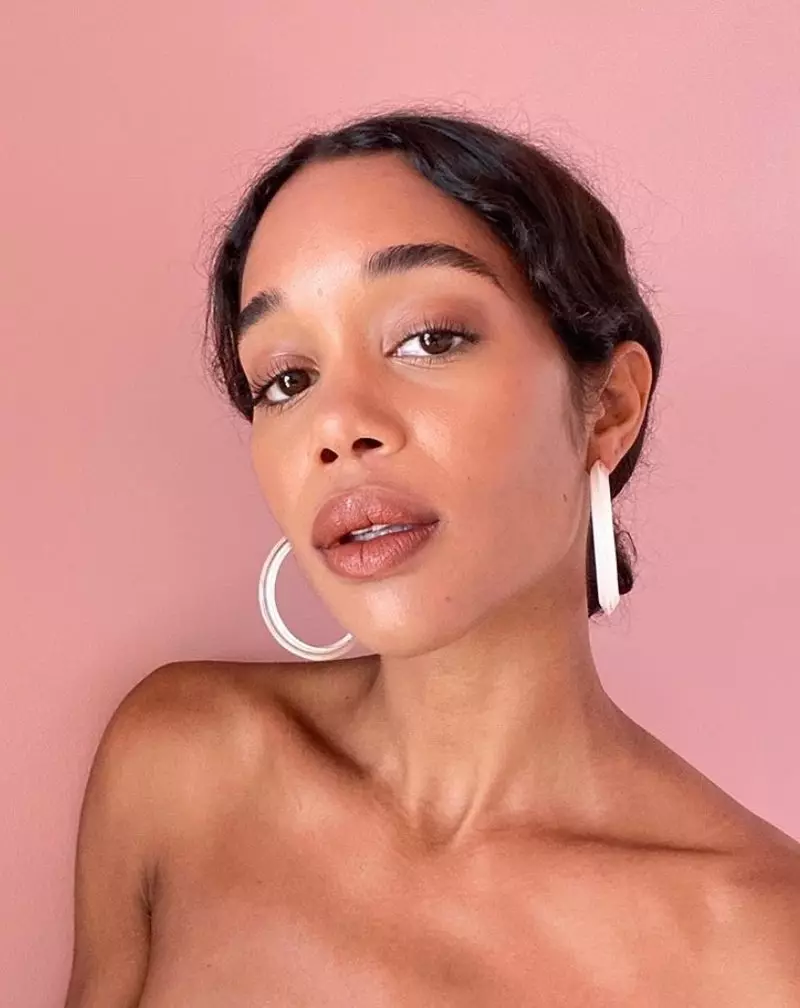 Seo an Ghnáthamh Áilleachta Taobh thiar de Chraiceann Gan Smál Laura Harrier