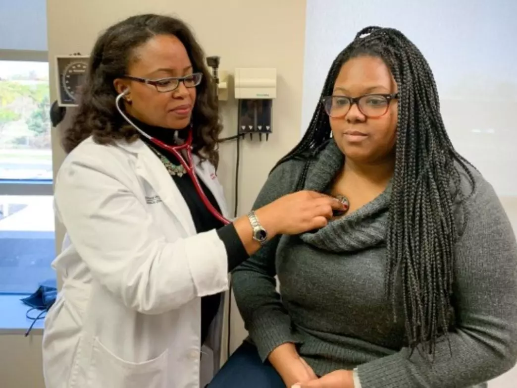 Naujas tyrimas rodo, kad gydytojai su juodaodžiais moterimis aptars plaukų priežiūrą, kaip sumažinti kliūtis mankštintis