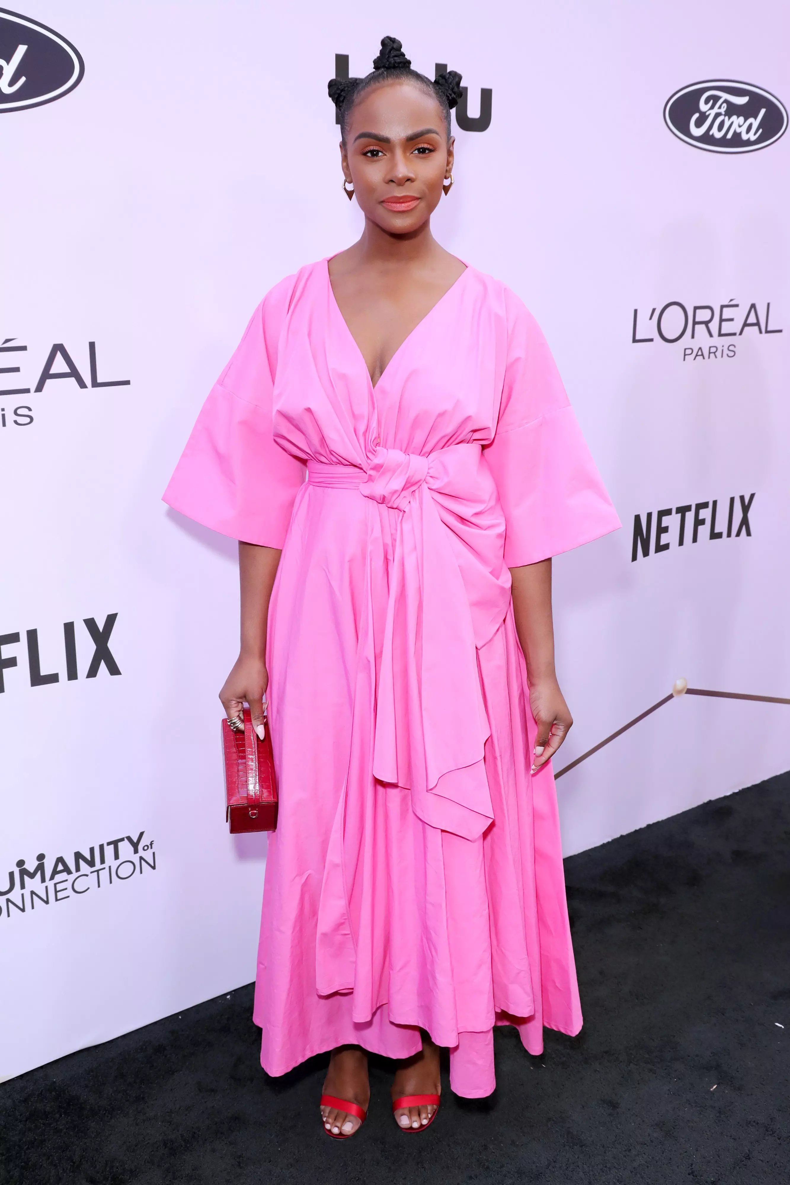 Skaistā bize izskatās no ESSENCE Black Women In Hollywood Awards balvām 10772_8