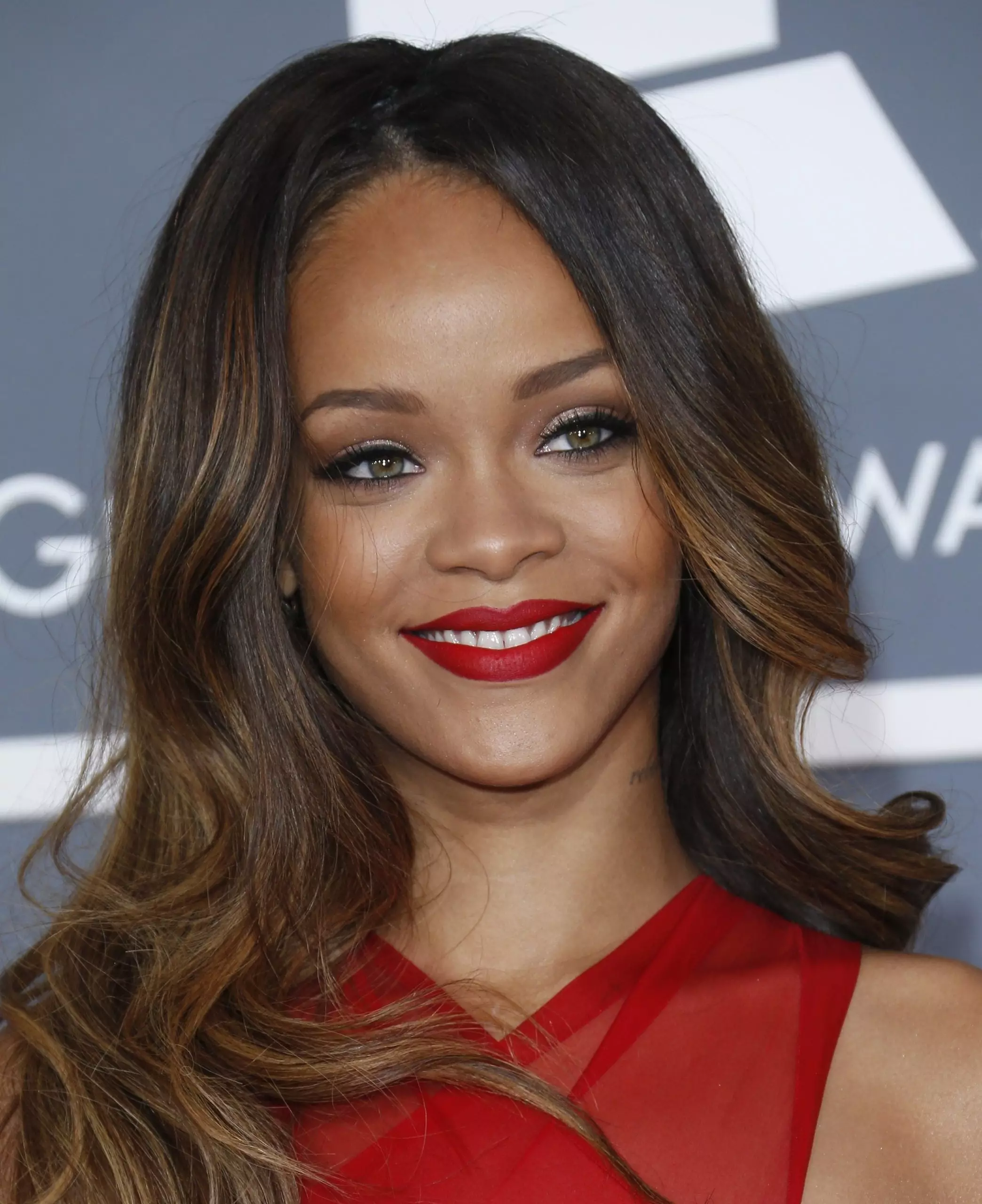 Obi ụtọ ụbọchị ọmụmụ Rihanna! Ị bụbu ebumnuche ịma mma mgbe niile 11147_7