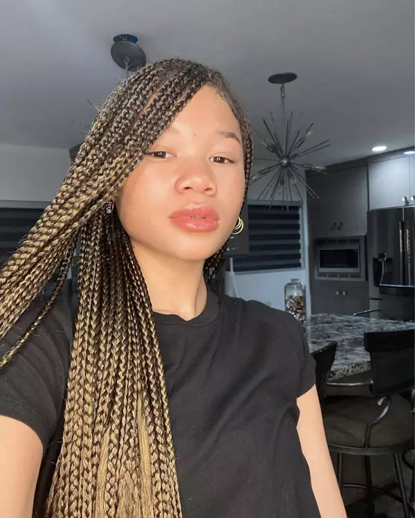 ဤနာမည်ကြီးများသည် Box Braids များသည် ပြီးပြည့်စုံသော Quarantine ဆံပင်ပုံစံဖြစ်ကြောင်း သက်သေပြပါသည်။ 11405_4