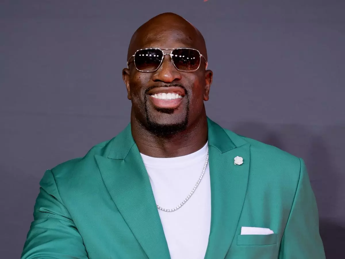 Titus O'Neil Ji bo Çalakiya Civakî Bangek Dike