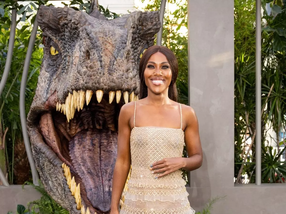 DeWanda Wise는 'Lost World: Jurassic Park'에서 젊은 흑인 여배우 Vanessa Lee Chester에게 그녀의 꽃을 선물합니다.