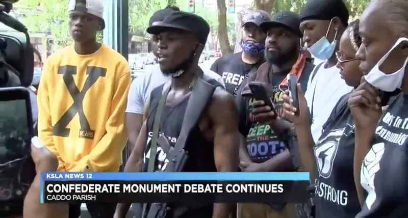 Զինված սևամորթ տղամարդիկ լսում են համադաշնության արձանները՝ սևամորթ կանանց պաշտպանելու համար