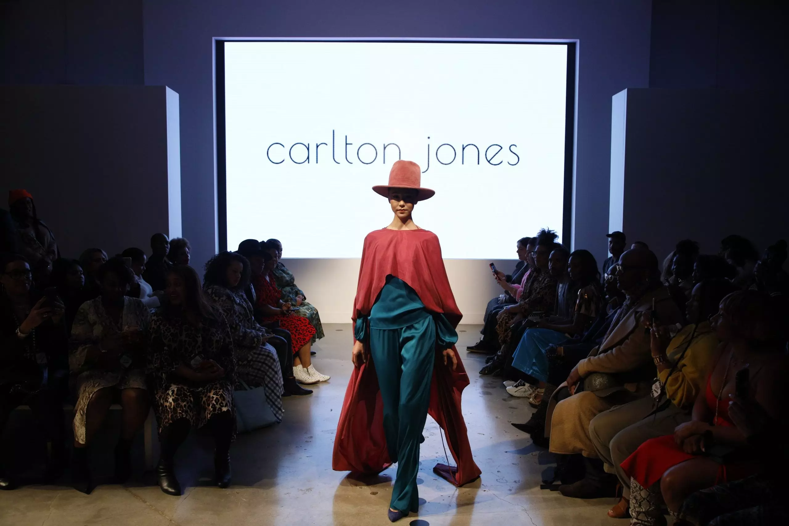 Carlton Jones បង្ហាញការប្រមូលរដូវស្លឹកឈើជ្រុះ / រដូវរងាដំបូងរបស់គាត់នៅឯ ESSENCE Fashion House 11876_10