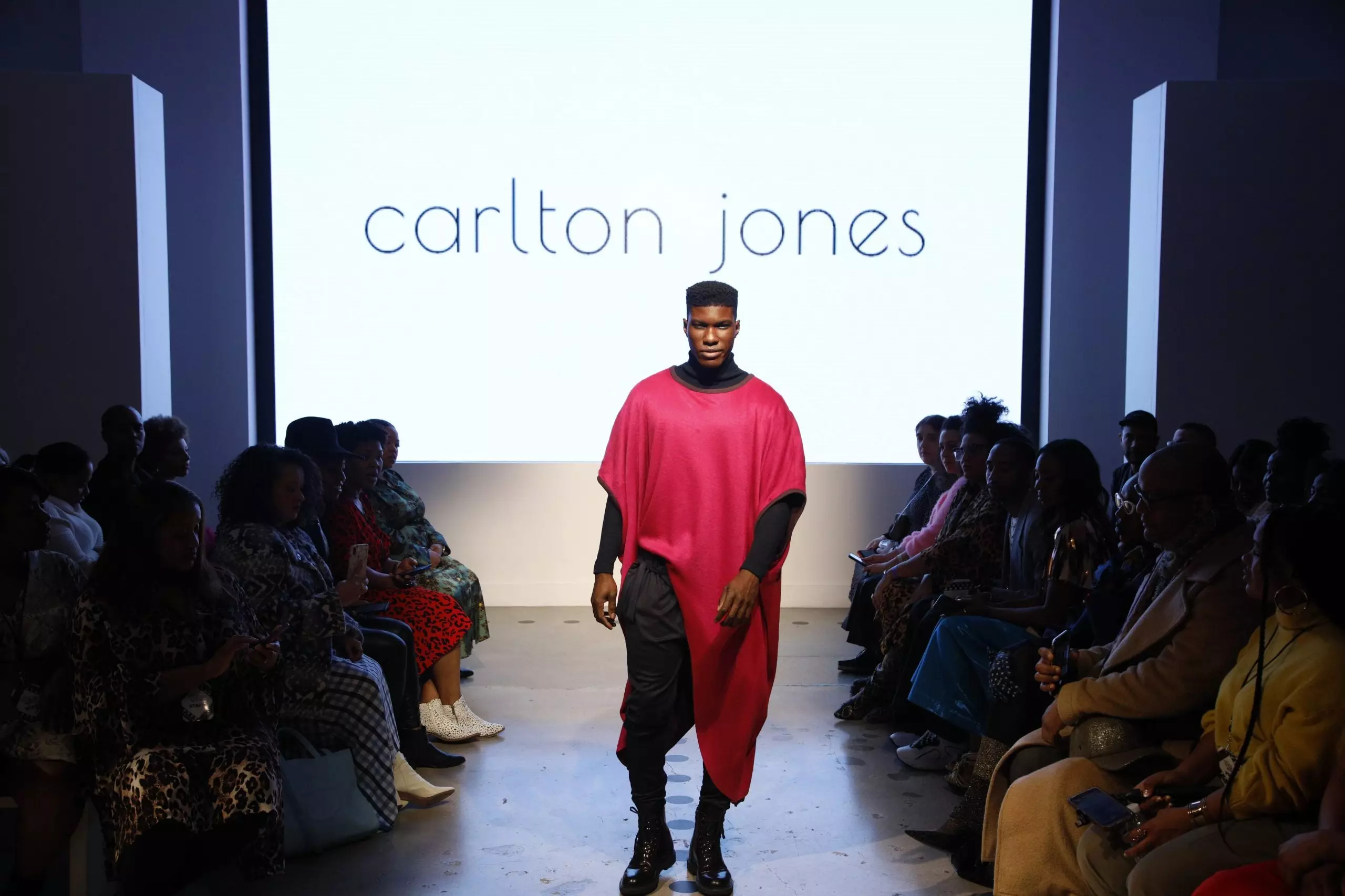 Carlton Jones דעבוט זיין ערשטער האַרבסט / ווינטער זאַמלונג אין ESSENCE שניט הויז 11876_11