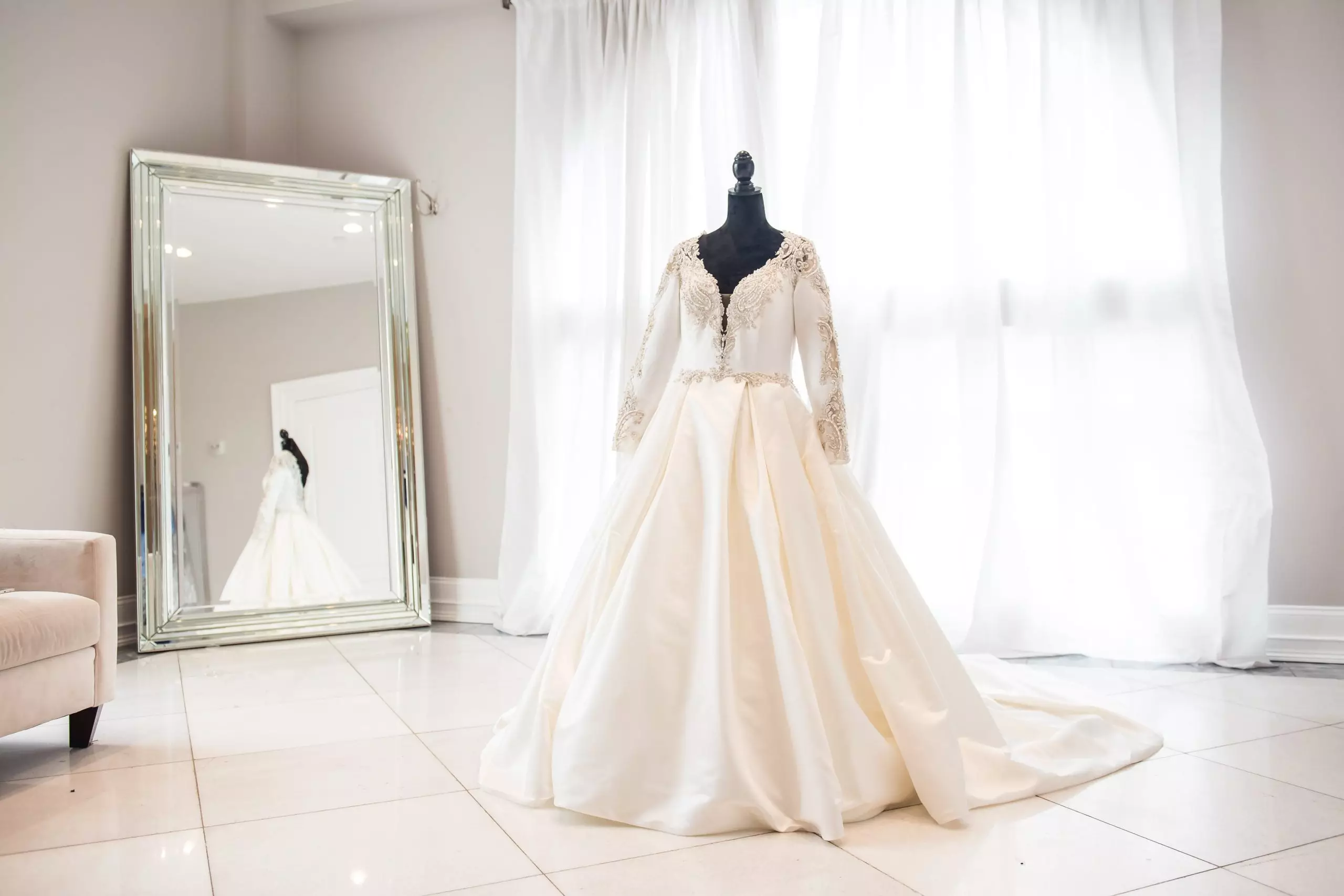 Bridal Bliss: Rheonna là nữ hoàng với vương miện và chiếc nón và Keith là vua của cô ấy 12525_1