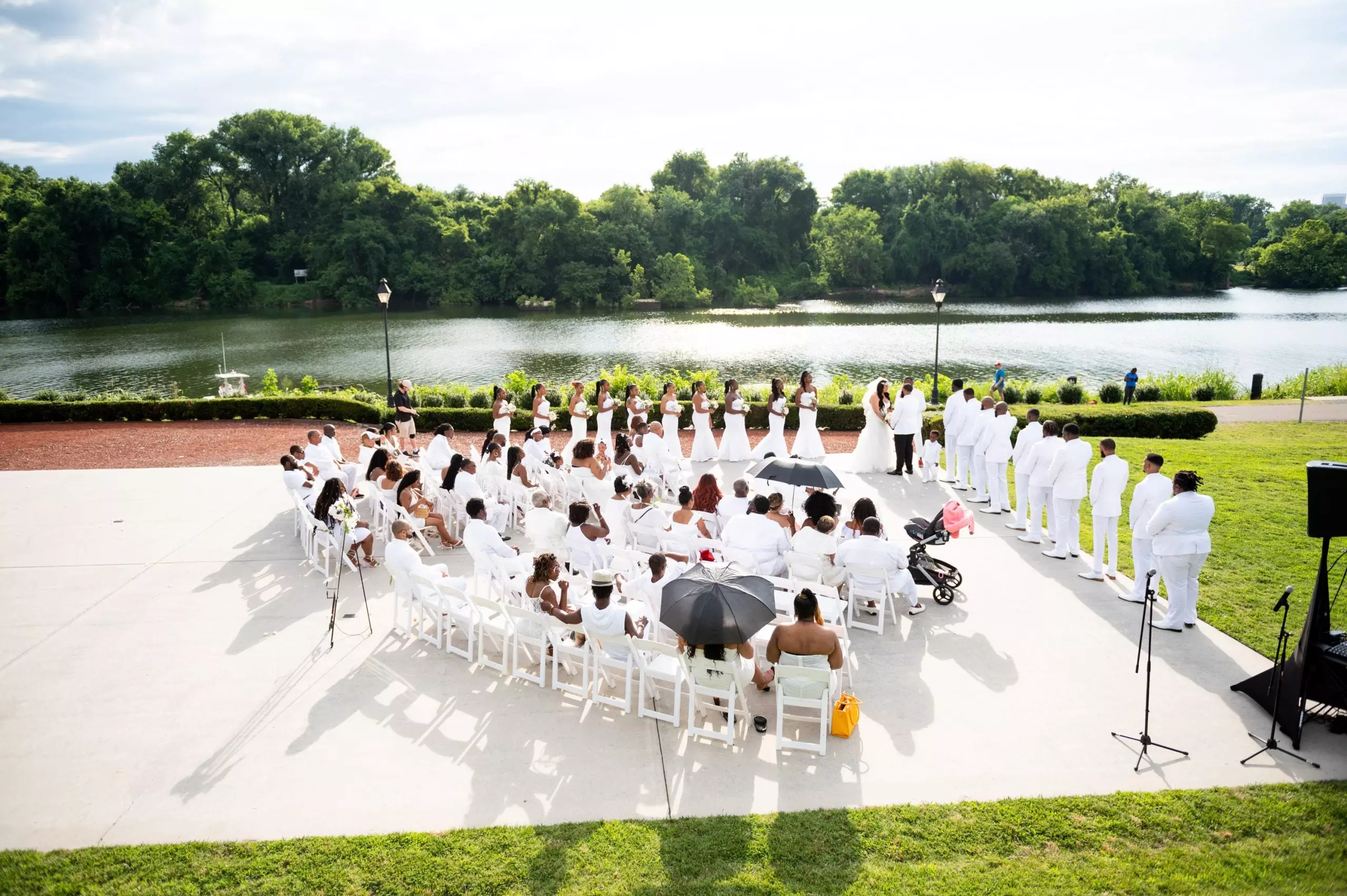 Bridal Bliss: උසස් පාසලේ ආදරවන්තයන් වන Quanei සහ Maurice ගේ විවාහ උත්සවයට හැමෝම සුදු ඇඳගෙන හිටියා 12540_5