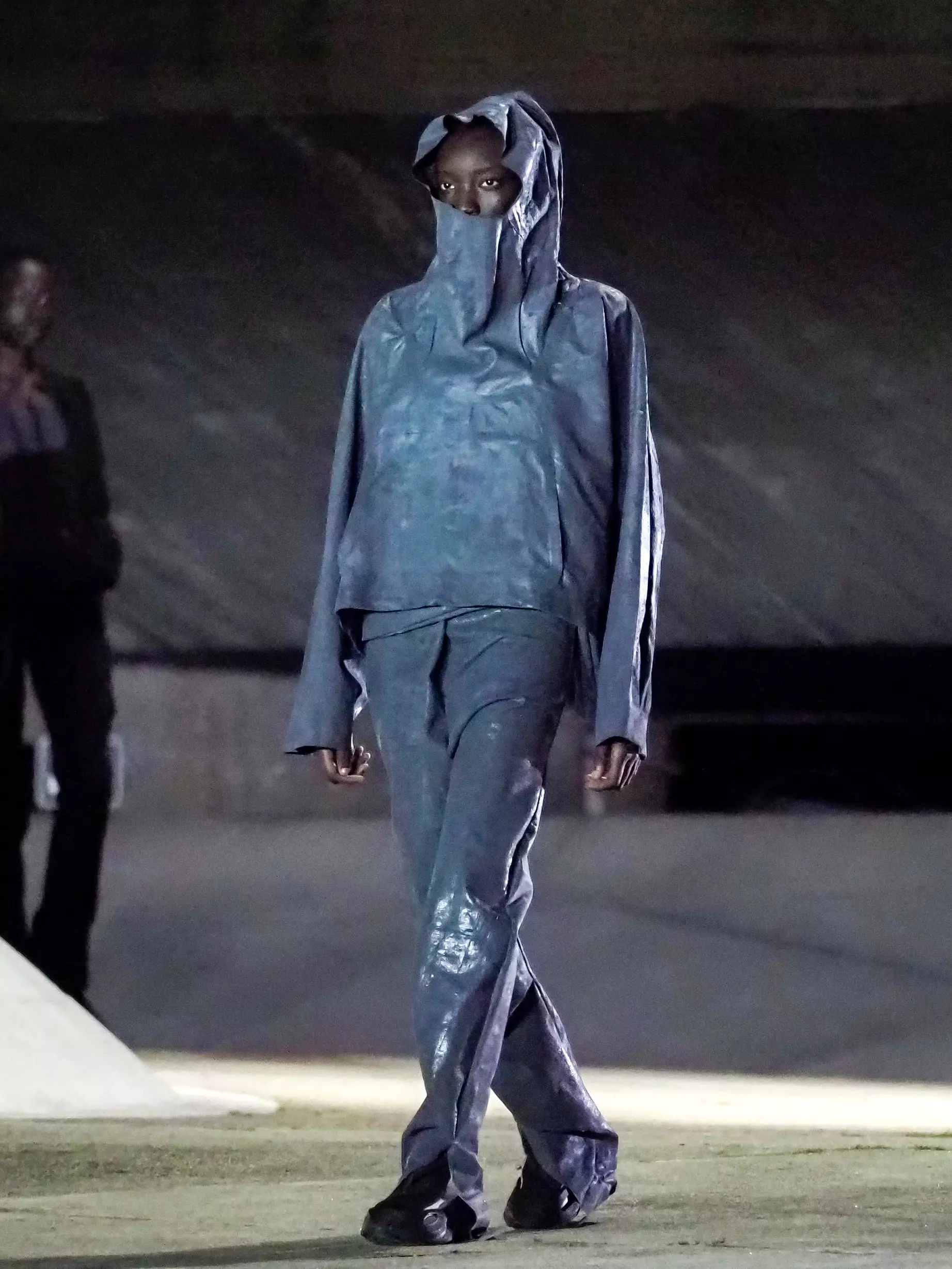 Kanye West Parijdagi moda haftaligida Yeezy 8-mavsumini taqdim etadi 1290_2