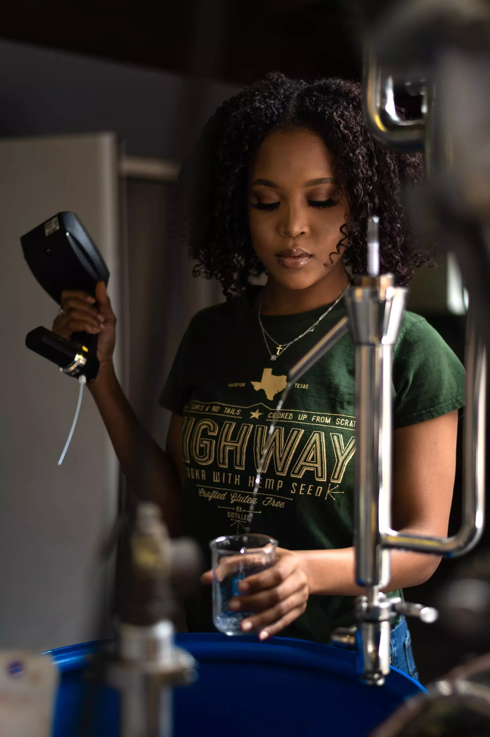 干杯吧：Codi Fuller，美国最年轻的黑人女性酿酒师，正在制作一种无宿醉的伏特加