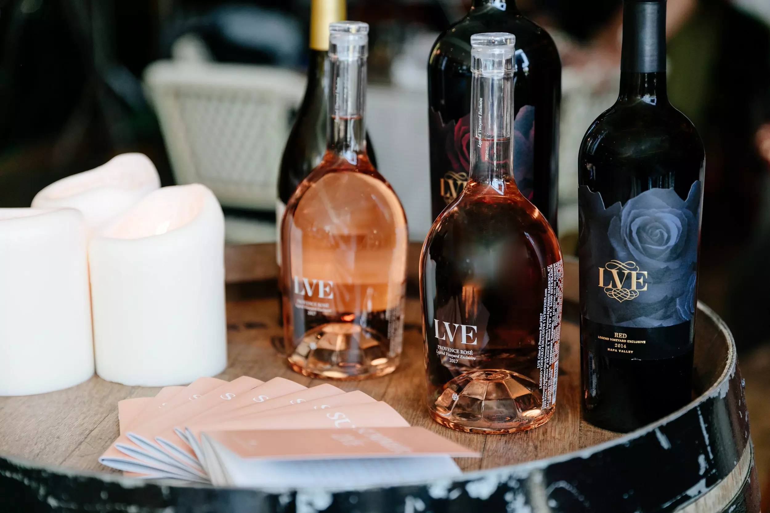 Испијте го розе овој викенд за спомен со Џон Леџенд и вината LVE