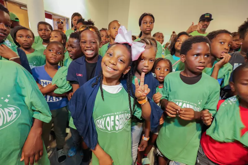 Maua e tamaiti a'oga i le lotoifale ni Sikolasipi ma Pepa Meaalofa mai Disney, McDonald's & Target I le ESSENCE Fest Day of Service Fa'atautaia e Girls United