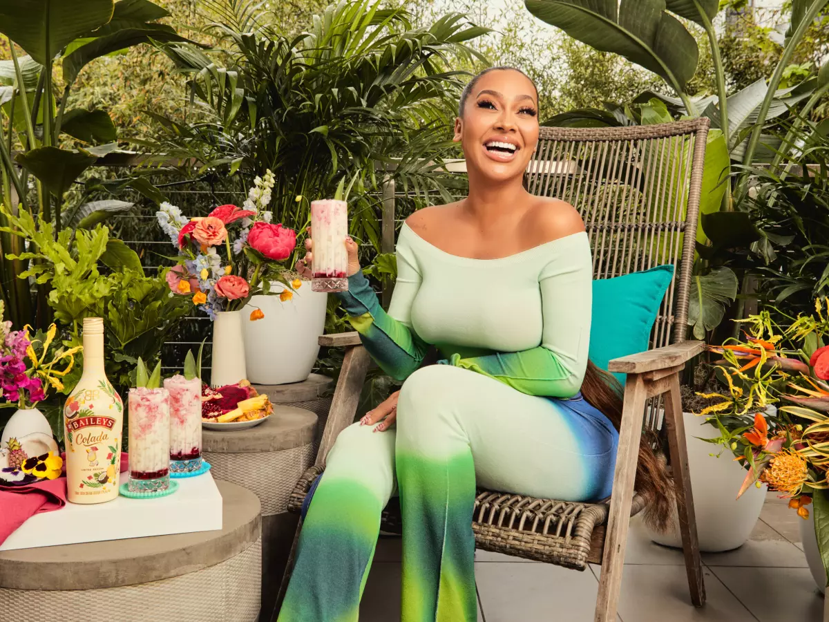 La La Anthony Baileys Coladarekin elkartu da edizio mugatuko berrabiarazterako