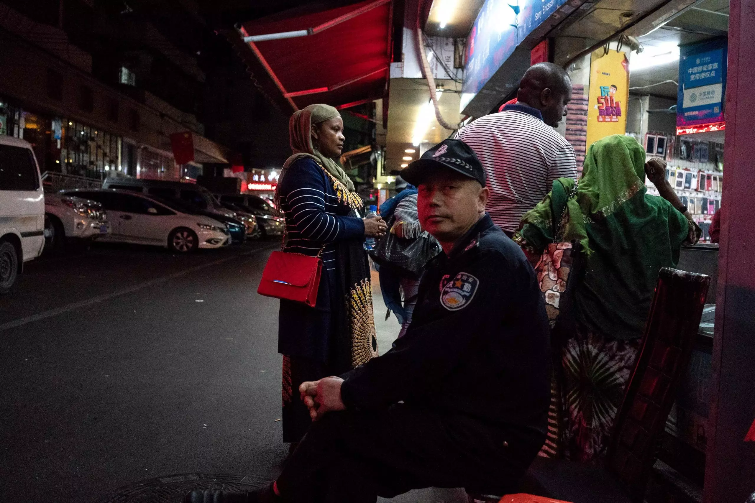 Melnādainie cilvēki Ķīnā saņem biedējošus policijas vizītes pēc dalīšanās ar stāstiem par rasismu