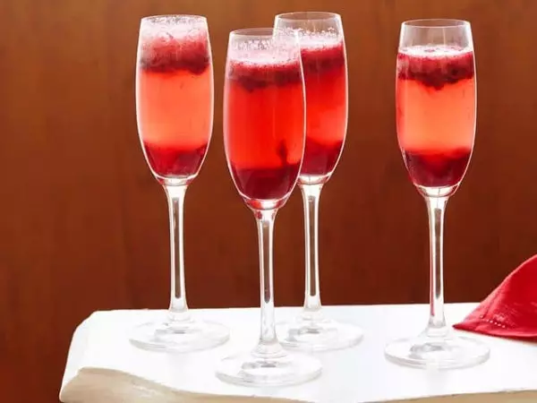 Sticle Pop! Aceste cocktail-uri cu infuzie cu șampanie vor fi toast-ul petrecerii tale de NYE 14285_2