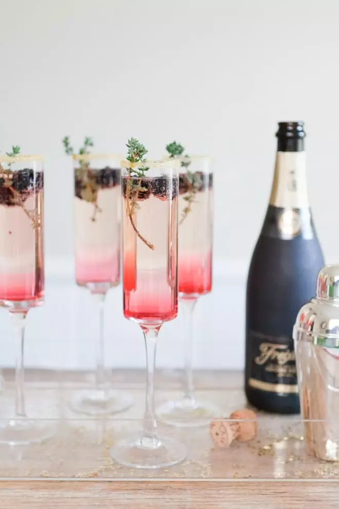 Sticle Pop! Aceste cocktail-uri cu infuzie cu șampanie vor fi toast-ul petrecerii tale de NYE 14285_3