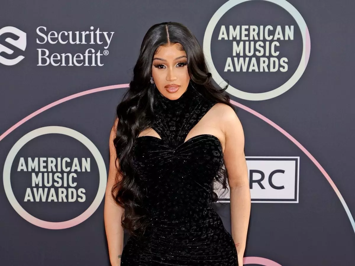 오늘 밤 American Music Awards를 주최하는 Cardi B : '나는 너무 긴장되고 있습니다'