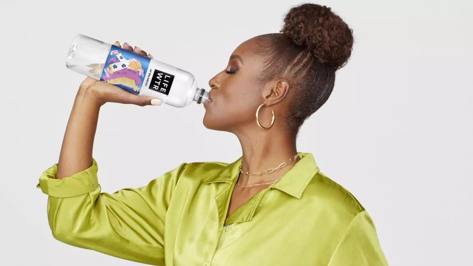 Issa Rae arbeitet mit LIFEWTR zusammen, um die Künste zu diversifizieren