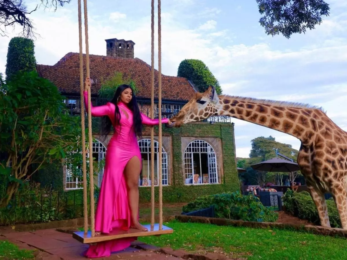 Ashanti ha vissuto la sua vita migliore con le giraffe a Nairobi e ha le foto per dimostrarlo