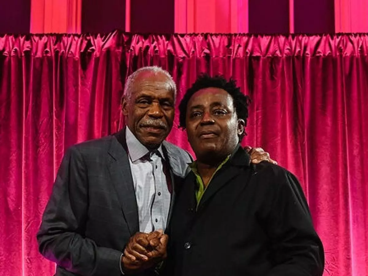 Danny Glover îl onorează pe artistul multimedia britanic John Akomfrah la Gala de primăvară a Noului Muzeu