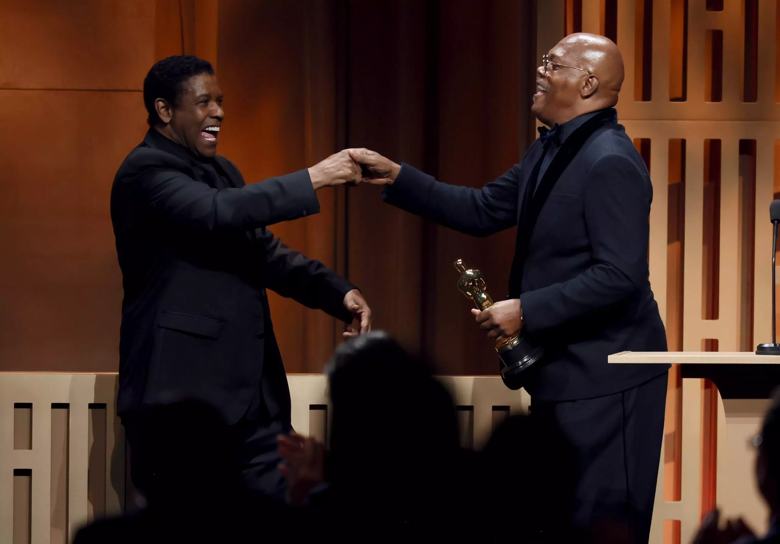 Broderskabet er stærkt mellem Denzel Washington og Samuel L. Jackson ved The Governor's Awards