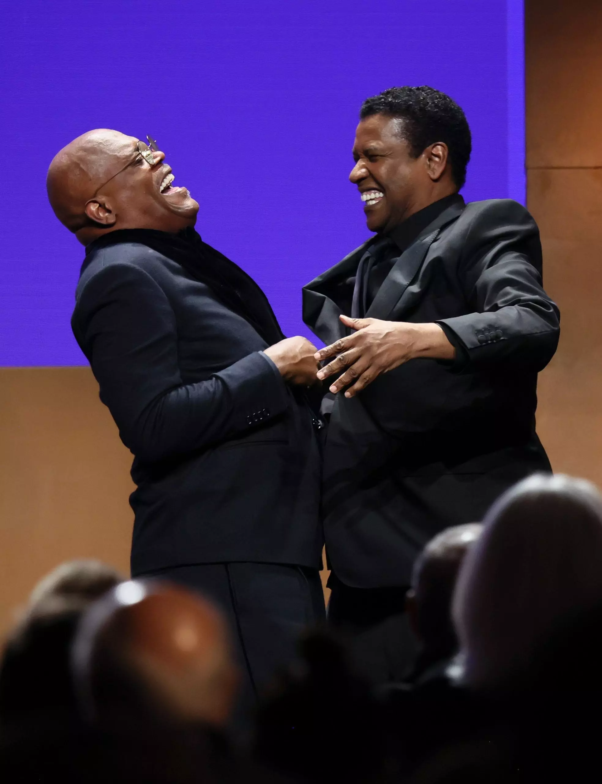 Bratstvo je močno med Denzelom Washingtonom in Samuelom L. Jacksonom na podelitvi guvernerjevih nagrad