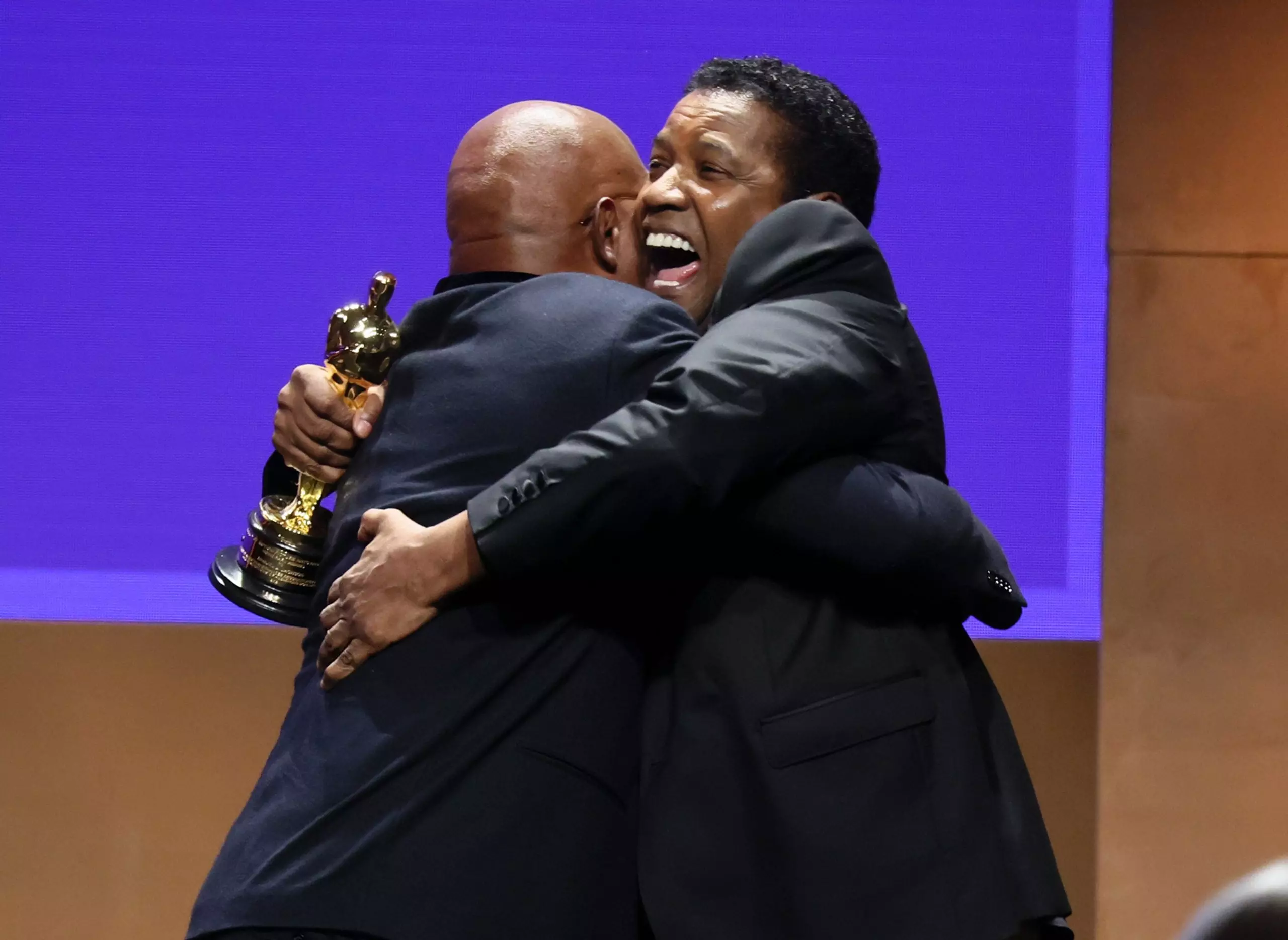 Broderskabet er stærkt mellem Denzel Washington og Samuel L. Jackson ved The Governor's Awards