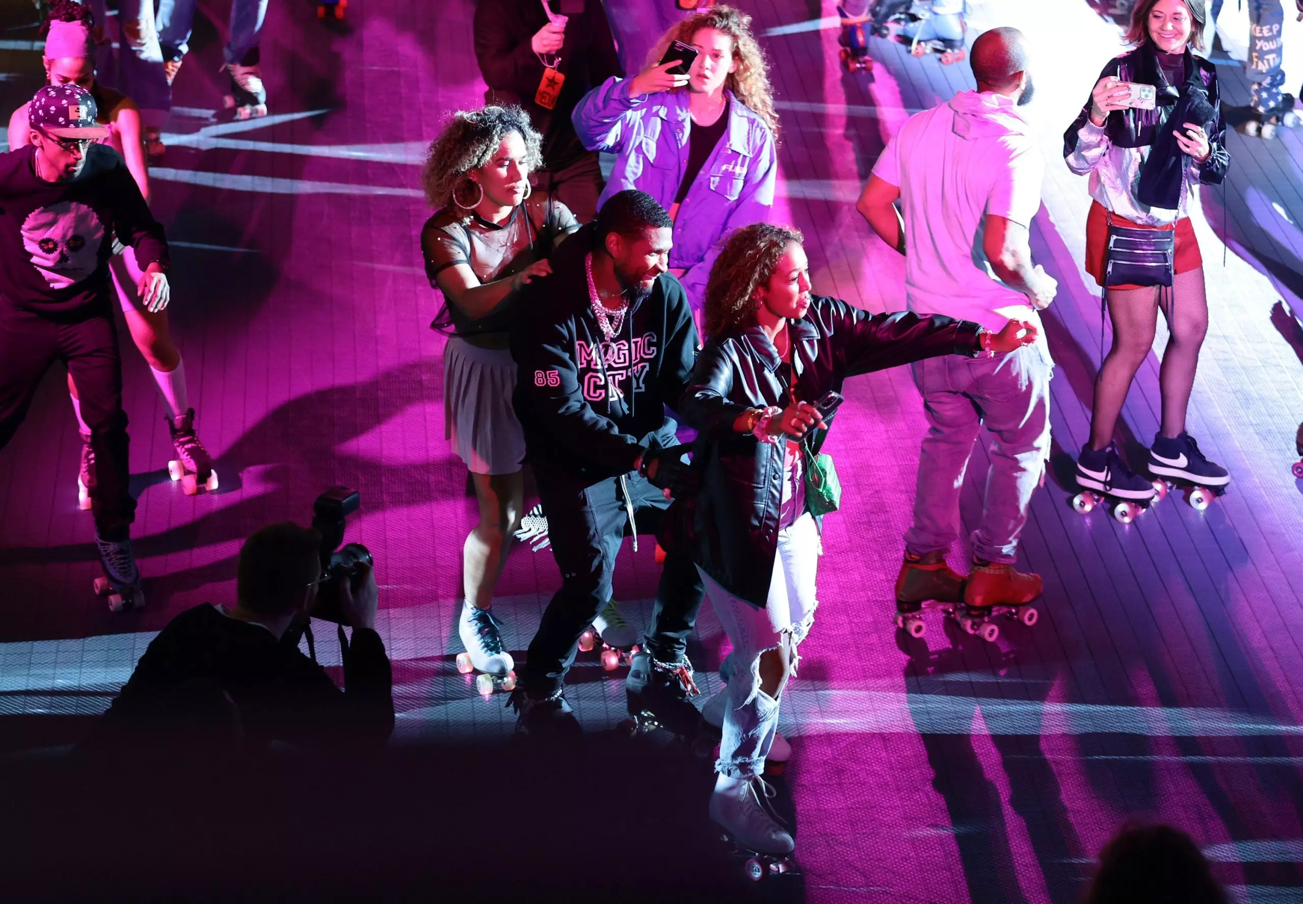 Les stars roulent et rebondissent sur la nouvelle patinoire du Rockefeller Center