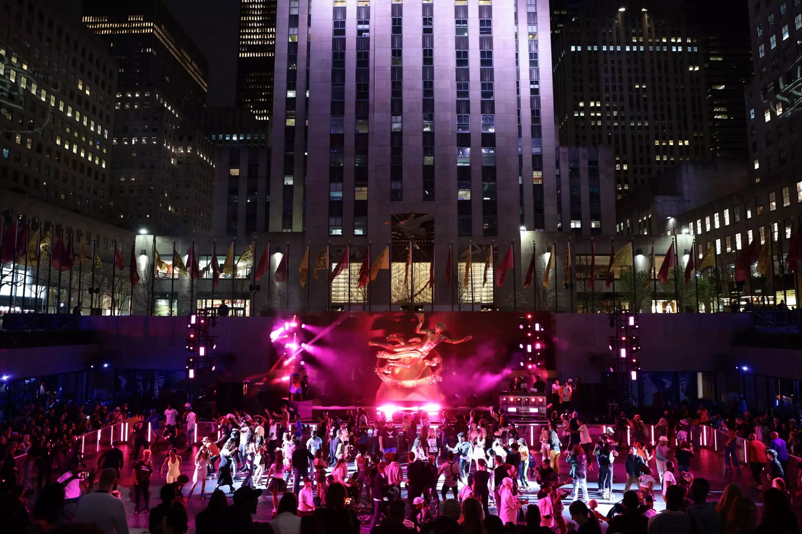 Stars Roll & Bounce Duerch Rockefeller Center's New Roller Rink 15149_11