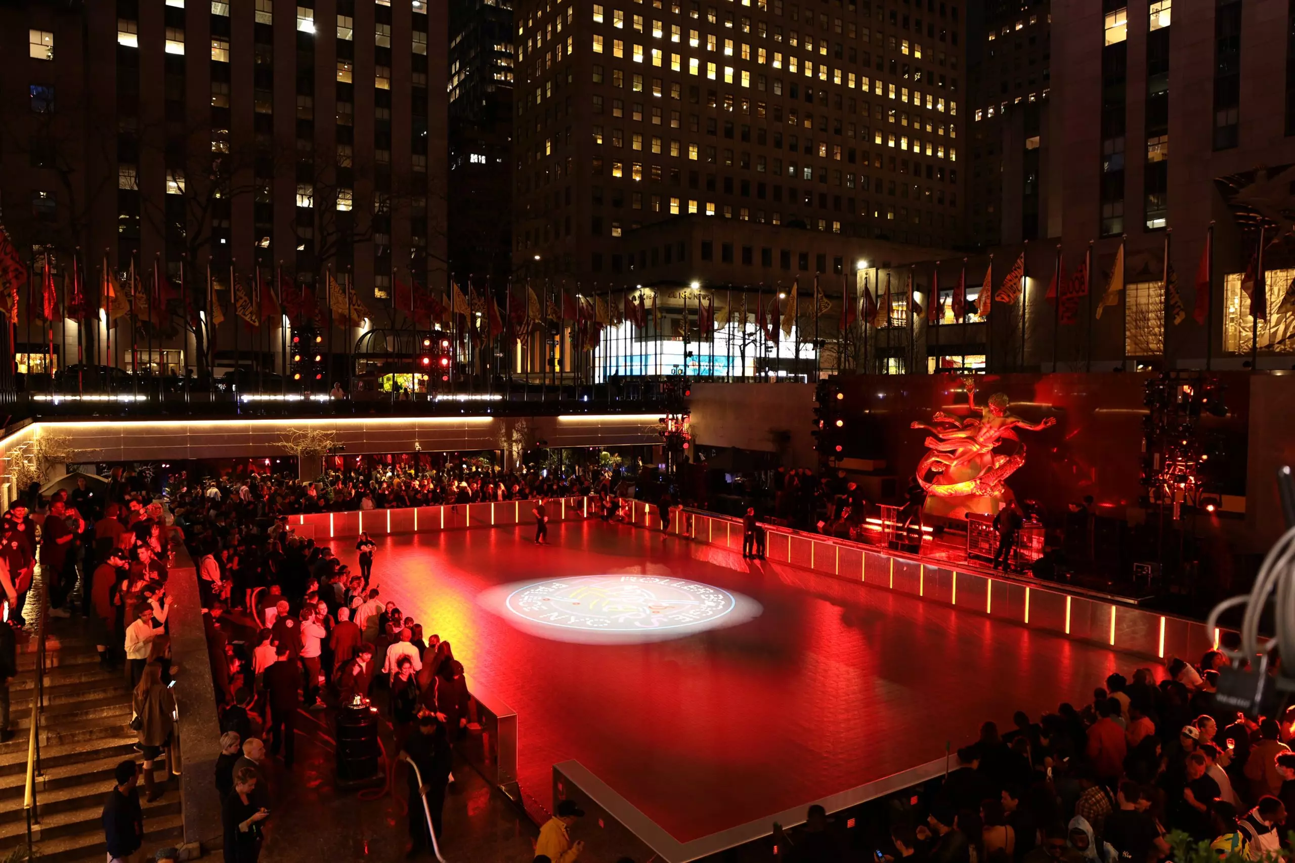 Le stelle rotolano e rimbalzano attraverso la nuova pista di pattinaggio del Rockefeller Center 15149_3