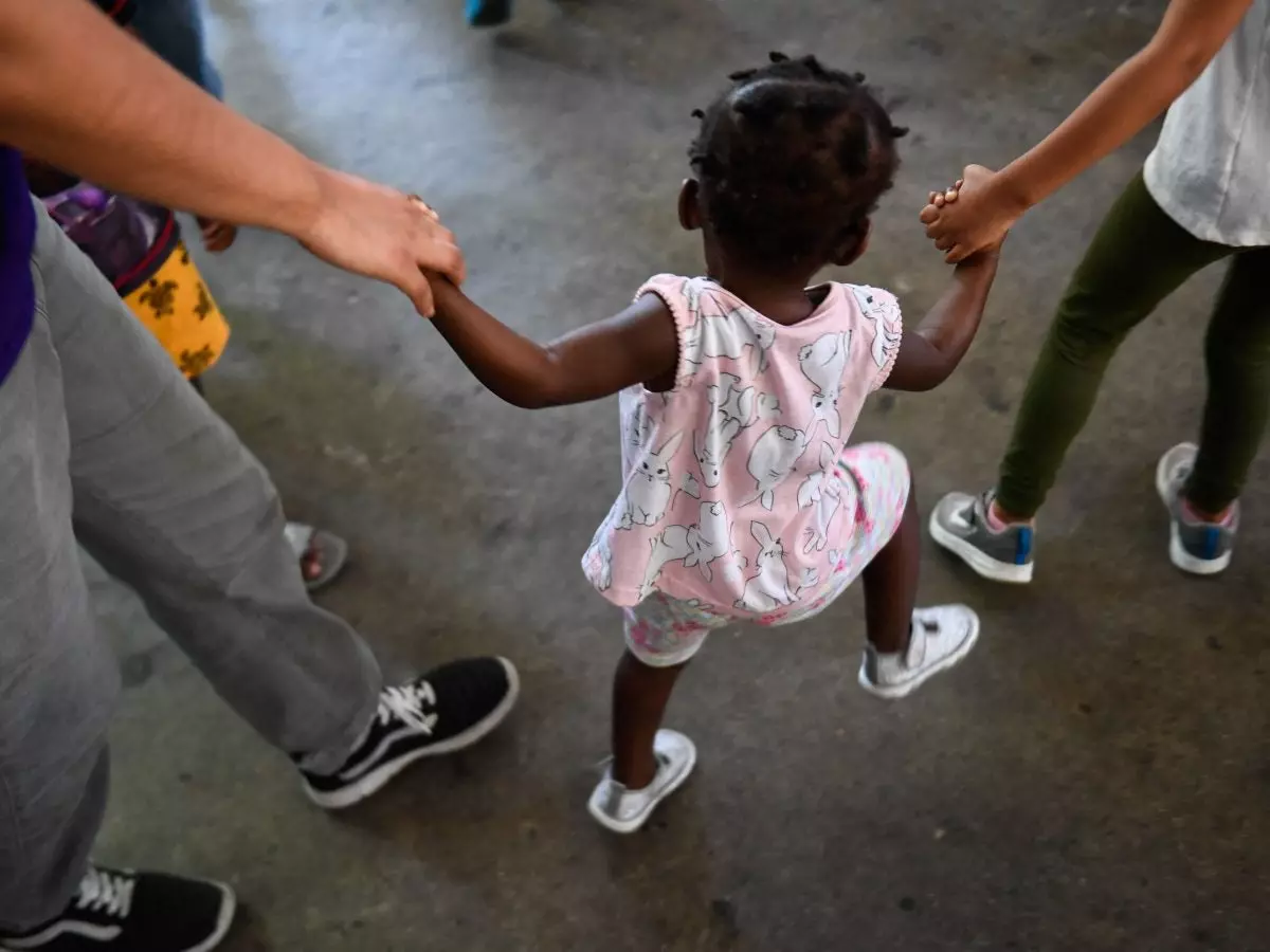 315 балалар, олылар Гаитидагы бандалар сугышыннан кача һәм 17 Гаити мигранты Багамы ярында үле килеш табылды.