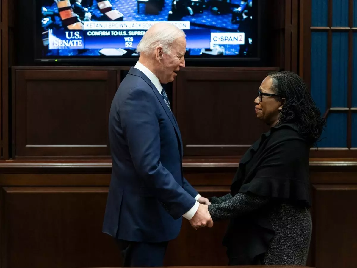 أكدت كيتانجي براون جاكسون أنها أول امرأة سوداء في المحكمة العليا