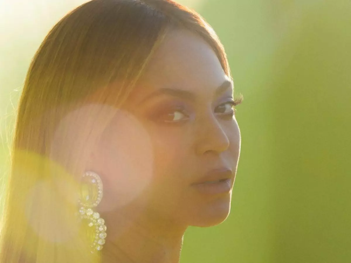 Beyoncé dia nanambara ny rakikira faha-7, mandrakotra ny British Vogue