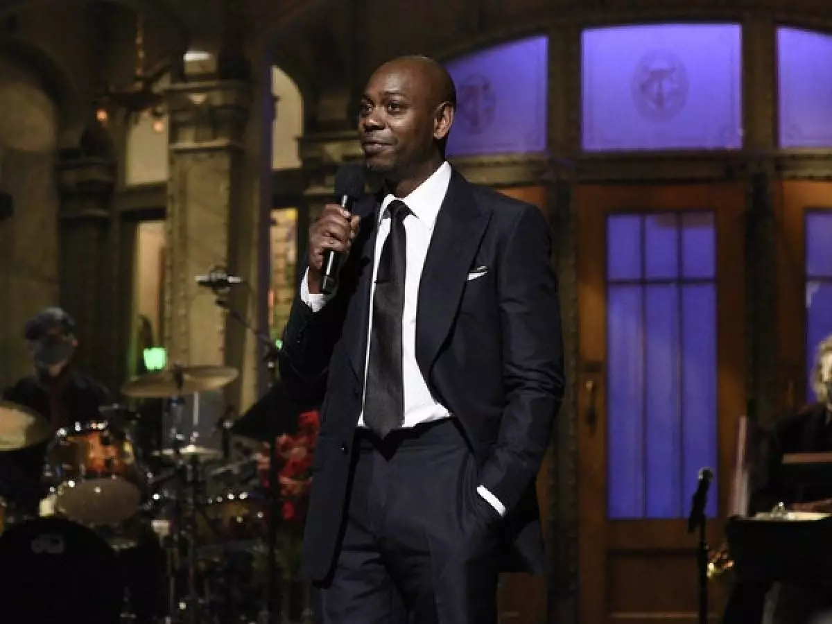 Dave Chappelle na-ada mkpu agbụrụ na 'Saturday Night Live' ya bụ Monologue Post-Election