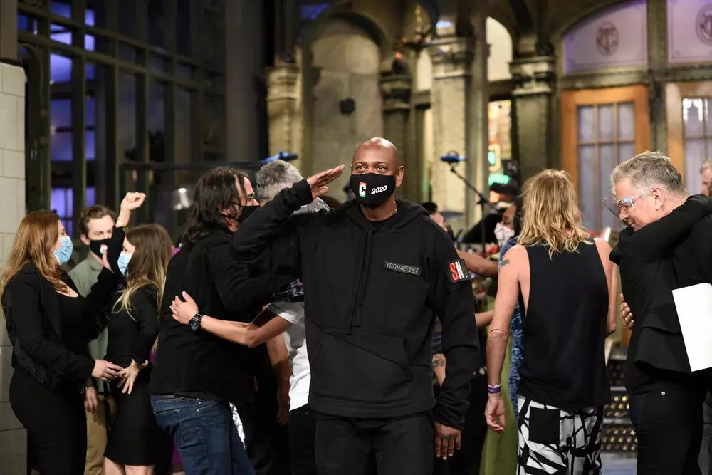 Dave Chappelle yn Seinio'r Larwm Hiliol Gyda'i Fonolog Ôl-etholiad 'Saturday Night Live'