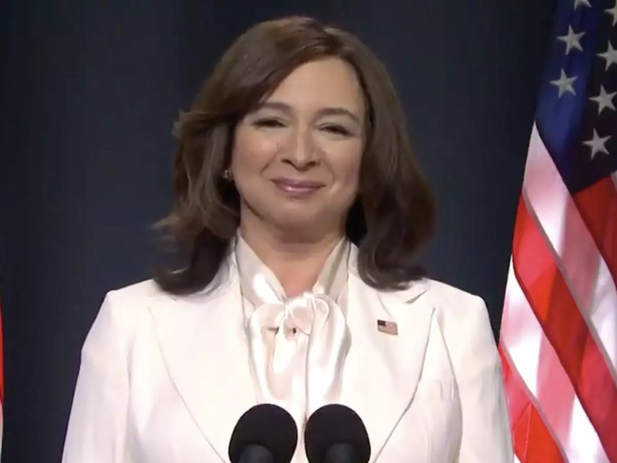 Maya Rudolph alportas ĝin kiel vicprezidanto-elektita Kamala Harris en "Saturday Night Live"