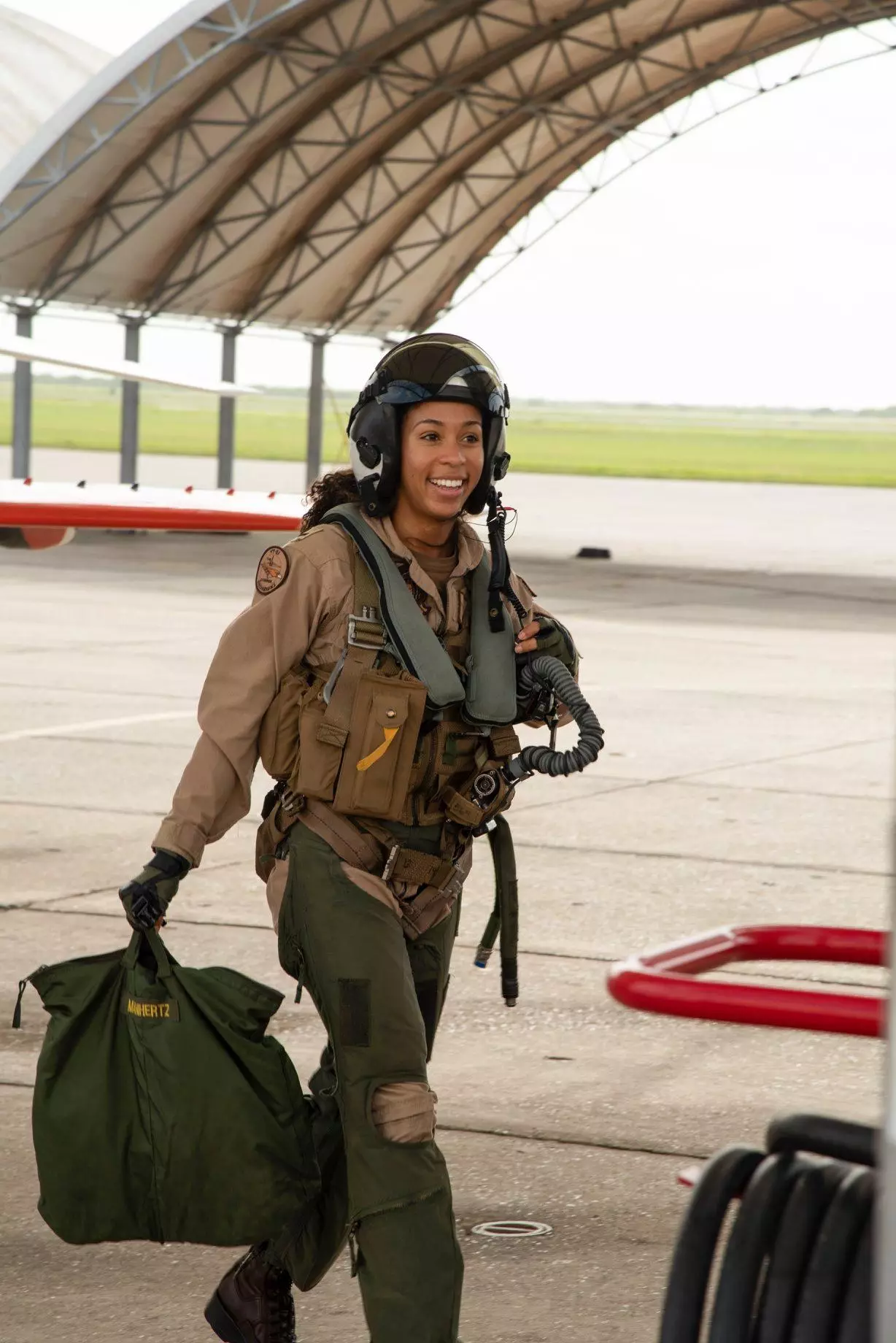 D'US Navy feiert Éischt Black Woman Taktesch Jet Pilot