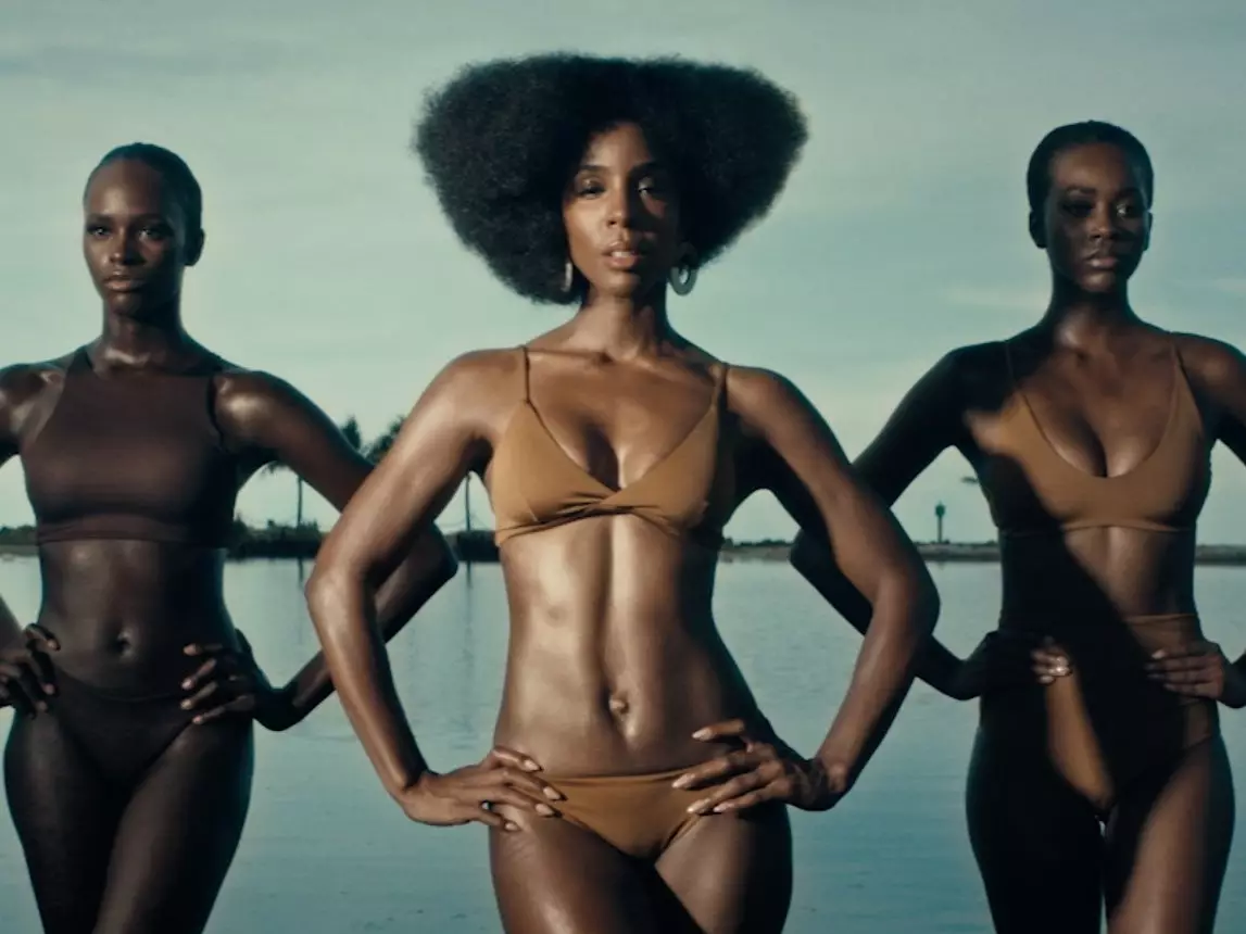 Kelly Rowland serve 'café' quente e fumegante em novo vídeo