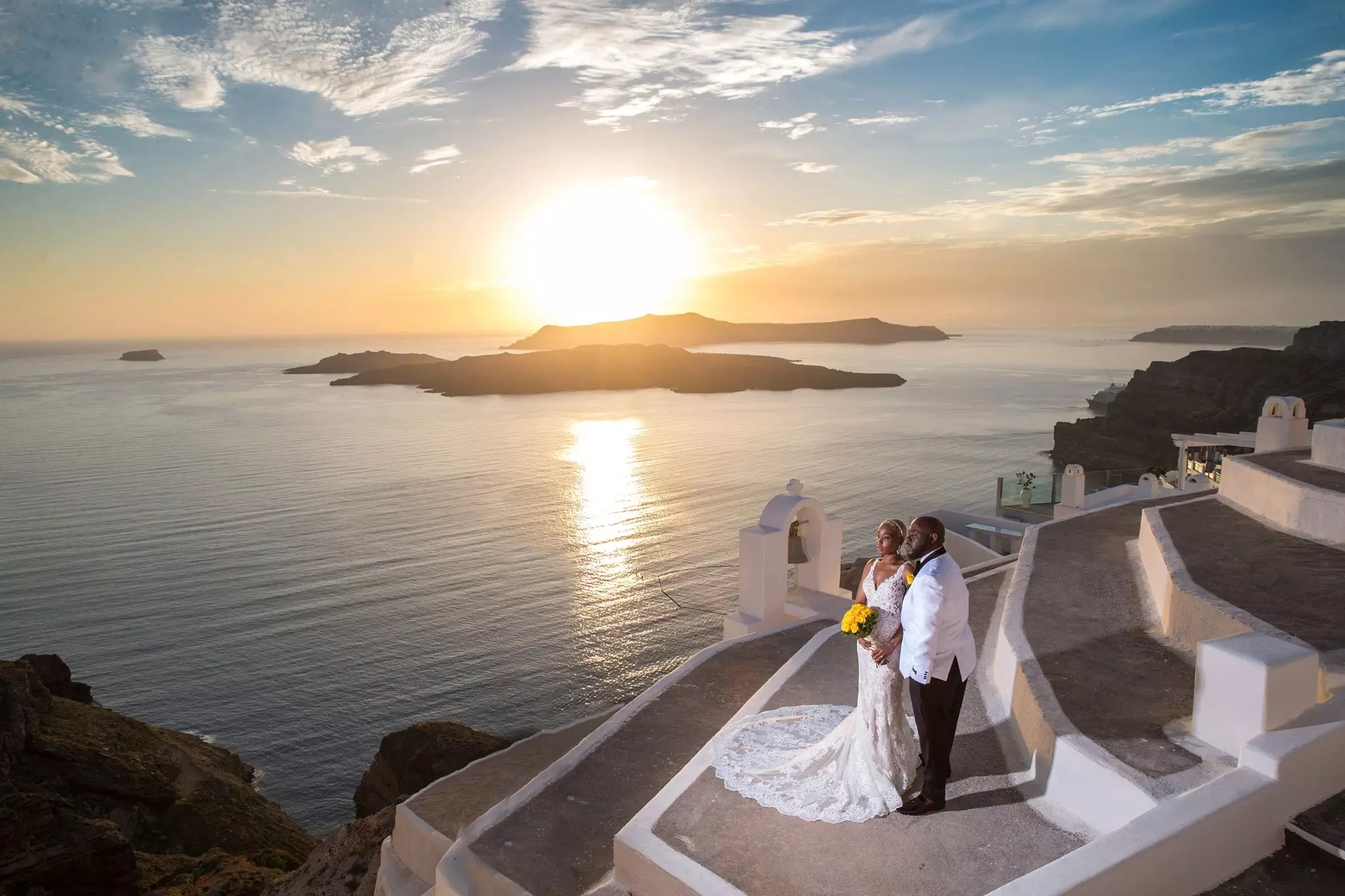 Greek Romance! Kini nga mga Magtiayon Napuno Ang Mga Kalye sa Santorini Uban sa Matahum nga Itom nga Gugma 17018_1