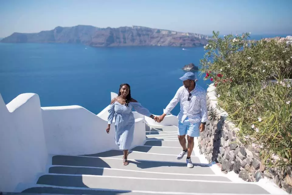 Greek Romance! Kini nga mga Magtiayon Napuno Ang Mga Kalye sa Santorini Uban sa Matahum nga Itom nga Gugma 17018_11