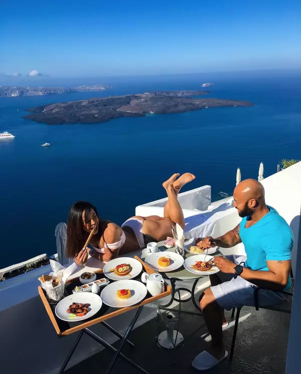 Řecká romance! Tyto páry zaplnily ulice Santorini krásnou černou láskou 17018_12