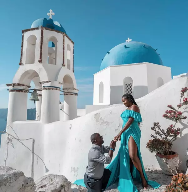 Řecká romance! Tyto páry zaplnily ulice Santorini krásnou černou láskou 17018_15