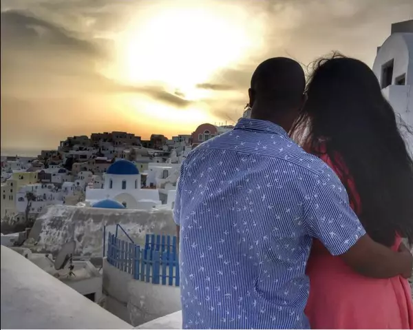 Greek Romance! Kini nga mga Magtiayon Napuno Ang Mga Kalye sa Santorini Uban sa Matahum nga Itom nga Gugma 17018_4