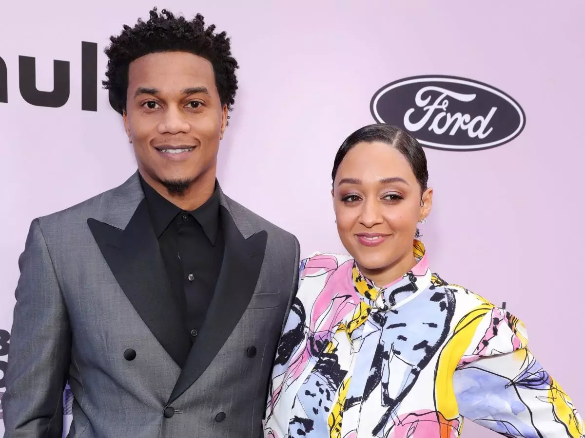 Tia Mowry en Cory Hardrict versterk hul huwelik deur take te deel