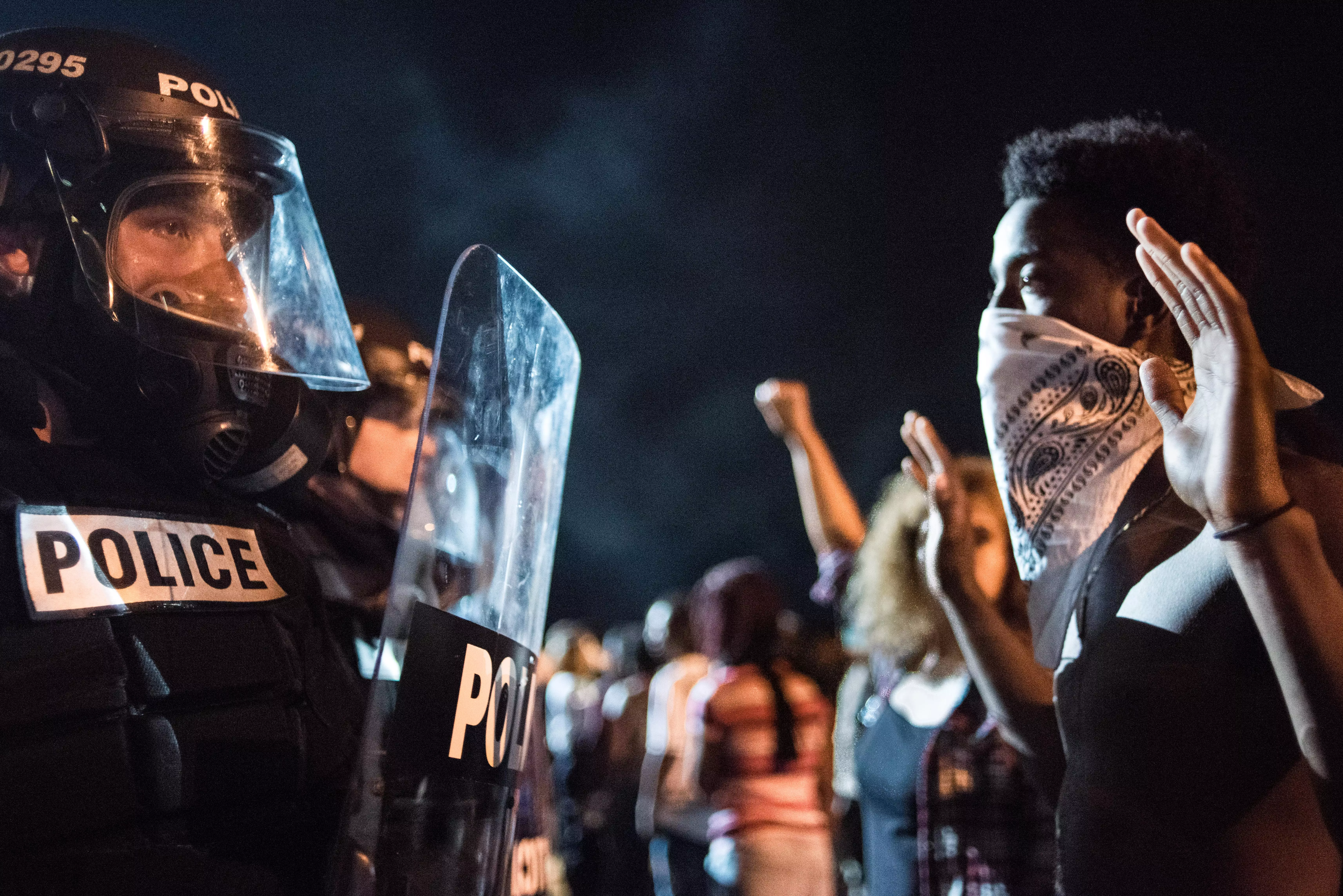 米国連邦保安官が若い黒人男性を射殺した後、メンフィスで抗議がエスカレート