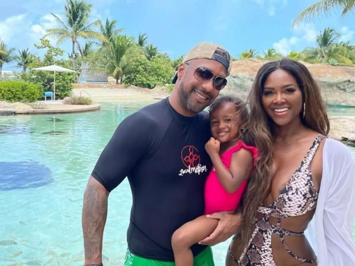 Kenya Moore og Marc Daly nyder "Family Time" på Bahamas med datteren Brooklyn