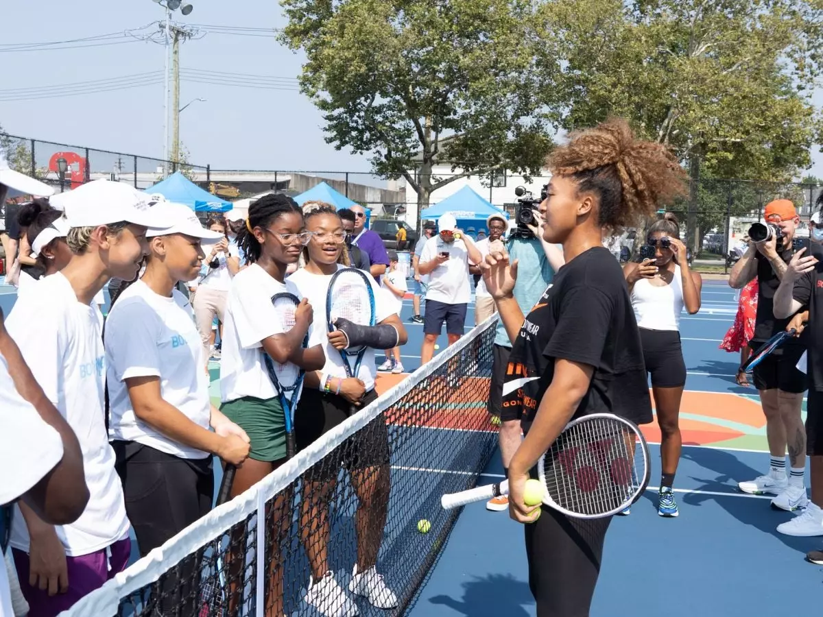 Naomi Osaka vender tilbage til barndomsbanerne for at spille med den næste generation af tennisstjerner