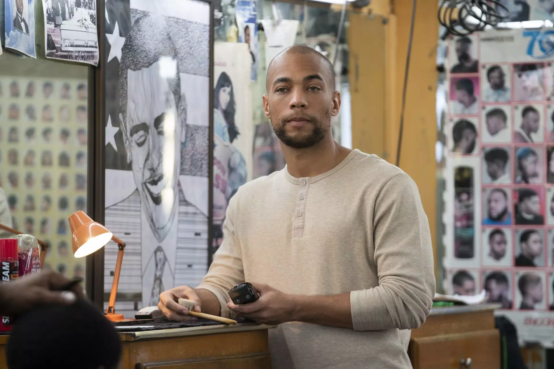 Kendrick Sampson: 'Masu Amintacce' Ƙirƙirar Baƙaƙen Ƙirƙirar Ƙirƙirar Baƙi Ya Kamata Su Faɗa Labarun Nasu