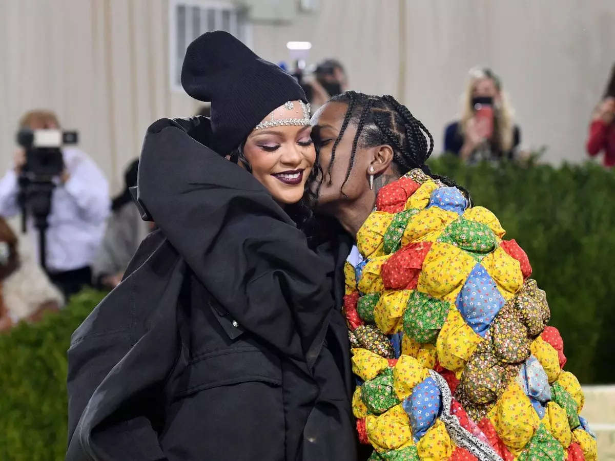 9 Foto Manis Rihanna dan A$AP Rocky Kelihatan Jatuh Cinta Di Met Gala